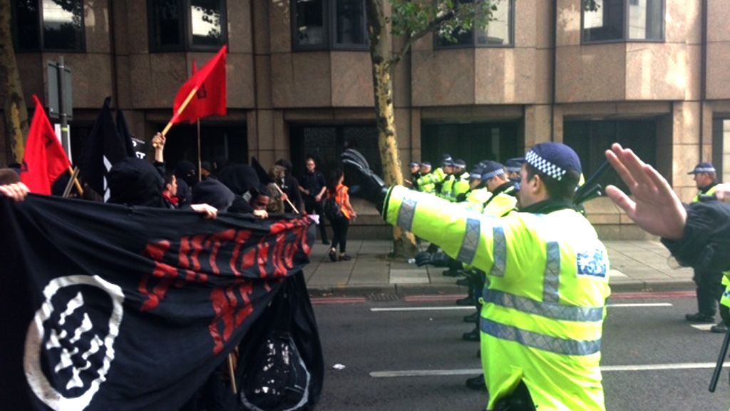 EDL and anti-fascists charge police lines at London protest – Channel 4 ...