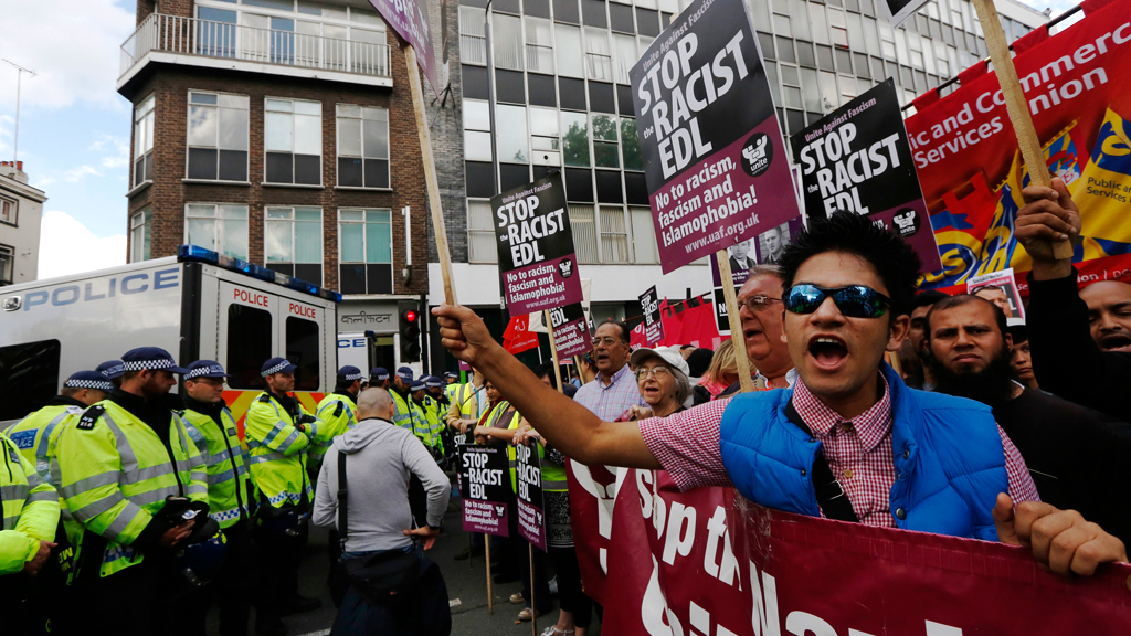 EDL Tower Hamlets march: 300 arrested – Channel 4 News