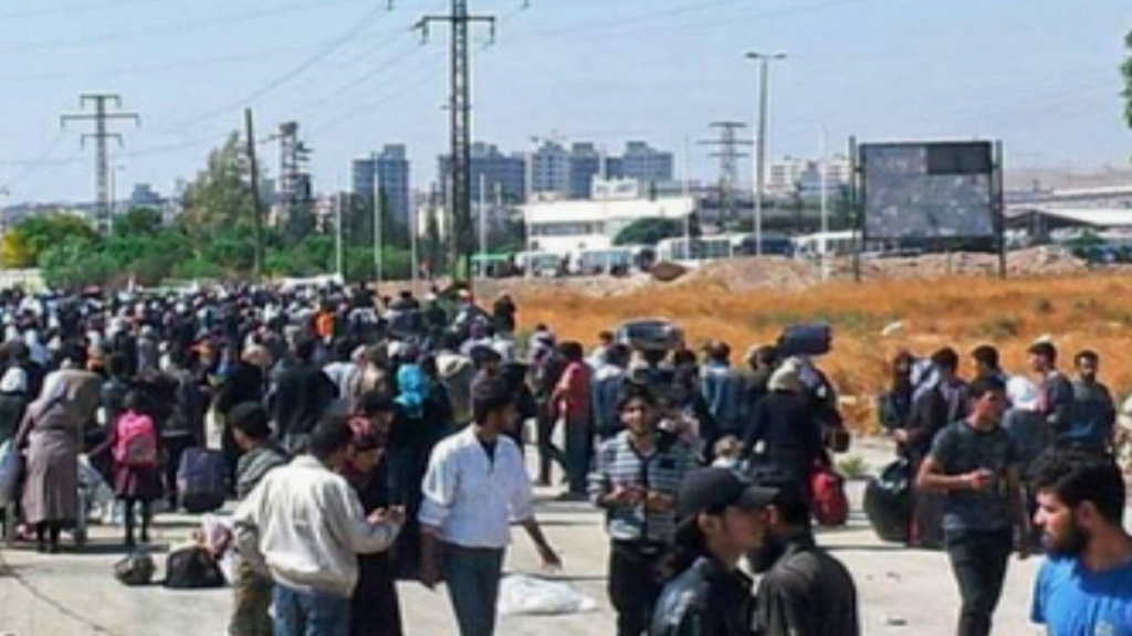 Thousands flee Damascus suburb – Channel 4 News