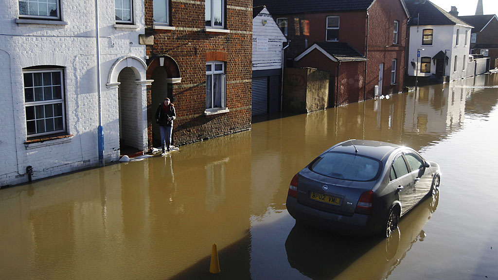 Britain braced for 90mph winds and more heavy showers – Channel 4 News