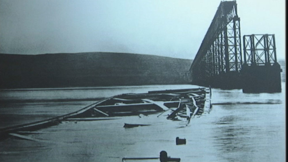 Memorial honours Tay railway bridge victims – Channel 4 News