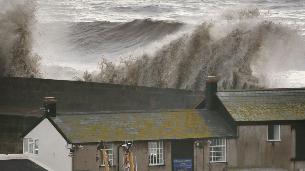 Floods and high winds hit the British west coast – Channel 4 News
