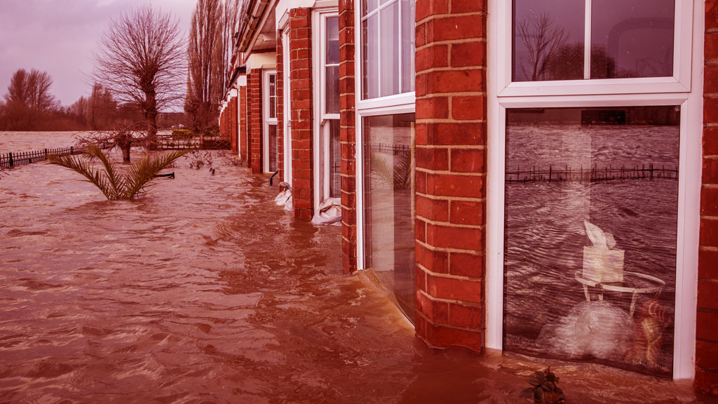 UK floods: Britain on red alert – Channel 4 News