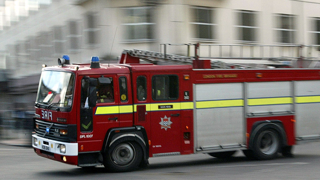 Firefighters battle blaze at National Archives – Channel 4 News