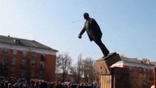 Goodbye Lenin: Ukraine protesters topple statues – Channel 4 News