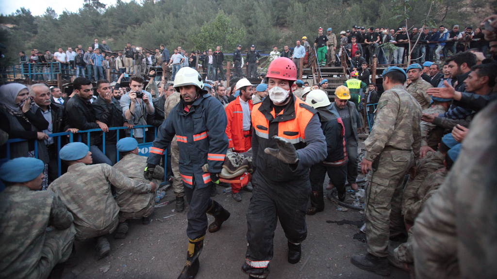 Turkey coal mine disaster: hundreds of funerals begin – Channel 4 News