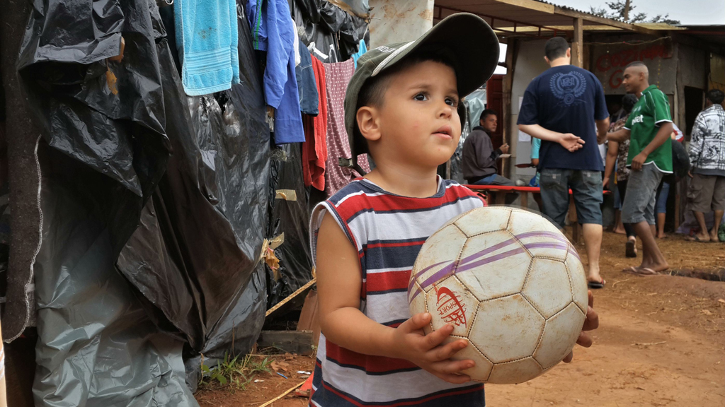 Brazil 2014… as seen from Sao Paulo’s ‘tent city’ – Channel 4 News