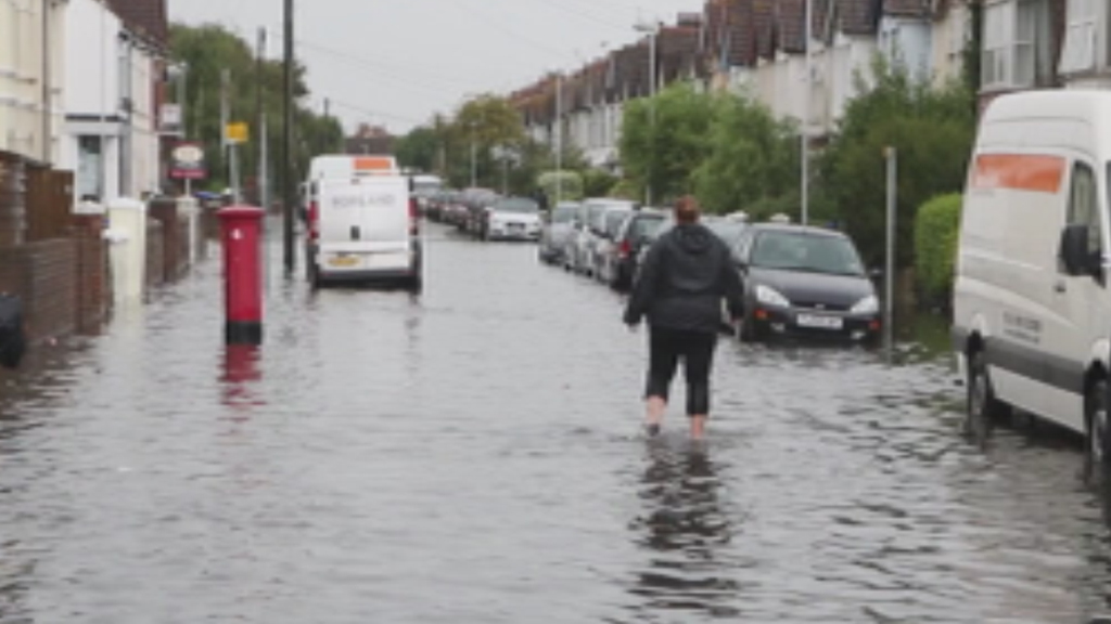 Thunderstorms and flash floods hit SE England – Channel 4 News
