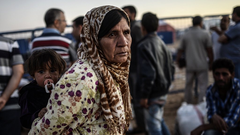 Islamic State advance: 130,000 Kurds flee to Turkey – Channel 4 News