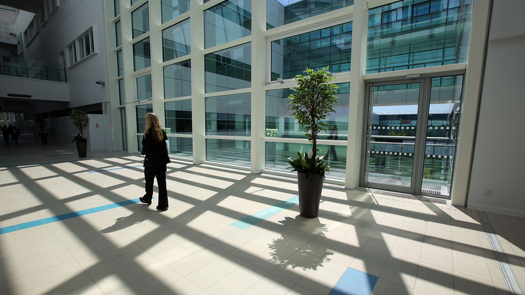 Chlorine contamination at NHS flagship sparks investigation – Channel 4 ...