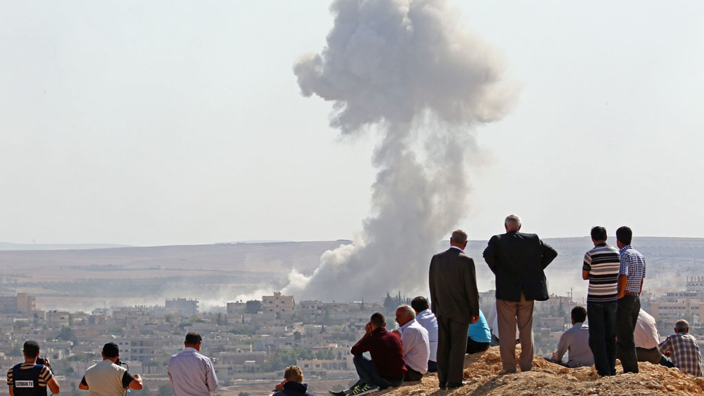 Kurds defy IS assault on Kobani as Turkey looks on – Channel 4 News
