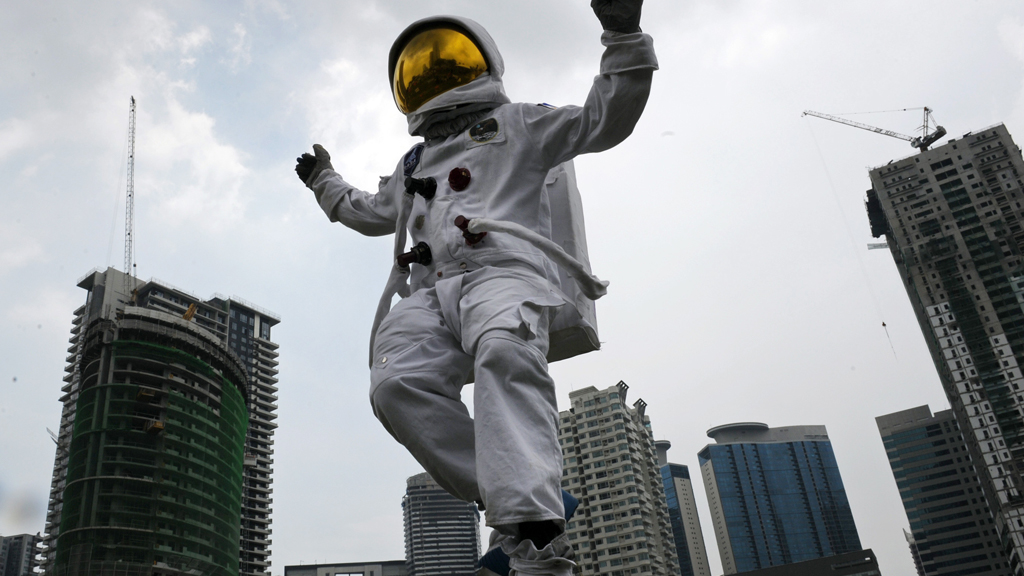 Google boss breaks space jump record – Channel 4 News