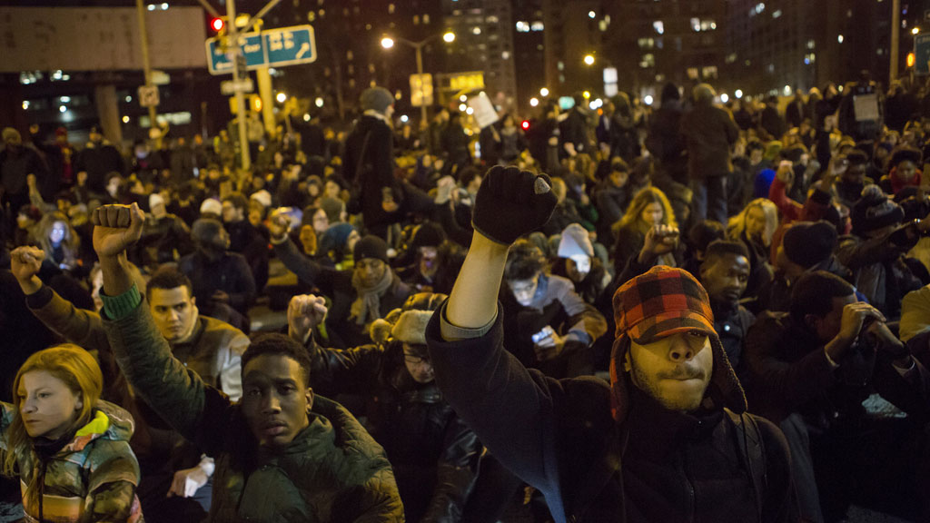 Eric Garner death sparks fresh protests – Channel 4 News