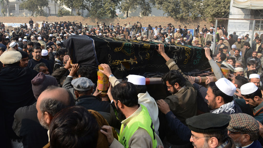 Taliban threatens more attacks as Peshawar funerals begin – Channel 4 News