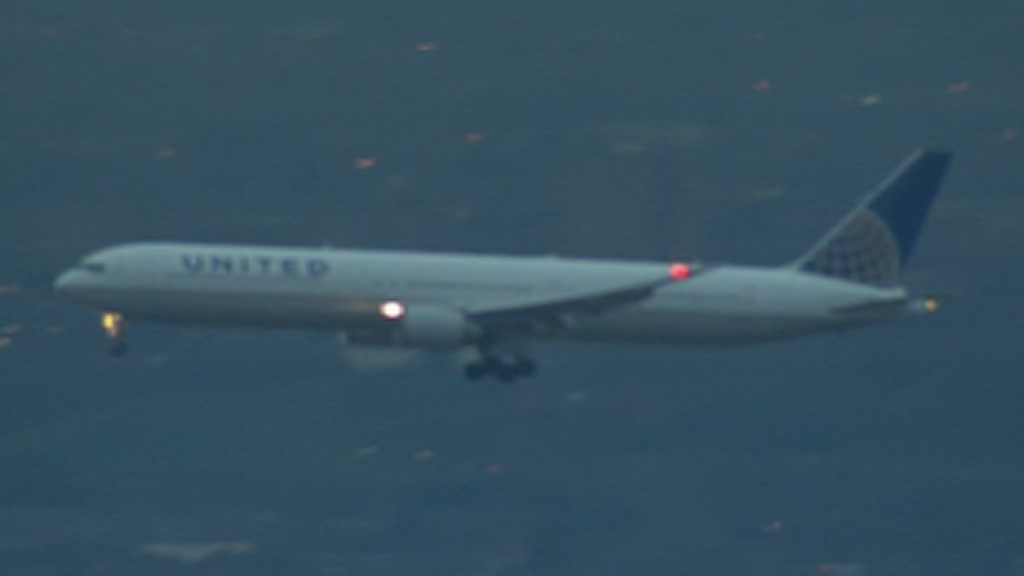 Plane returns to Heathrow after circling English Channel – Channel 4 News