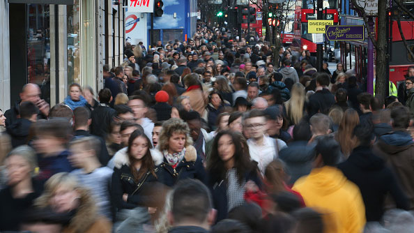 Shoppers out in force on ‘Panic Saturday’ – Channel 4 News