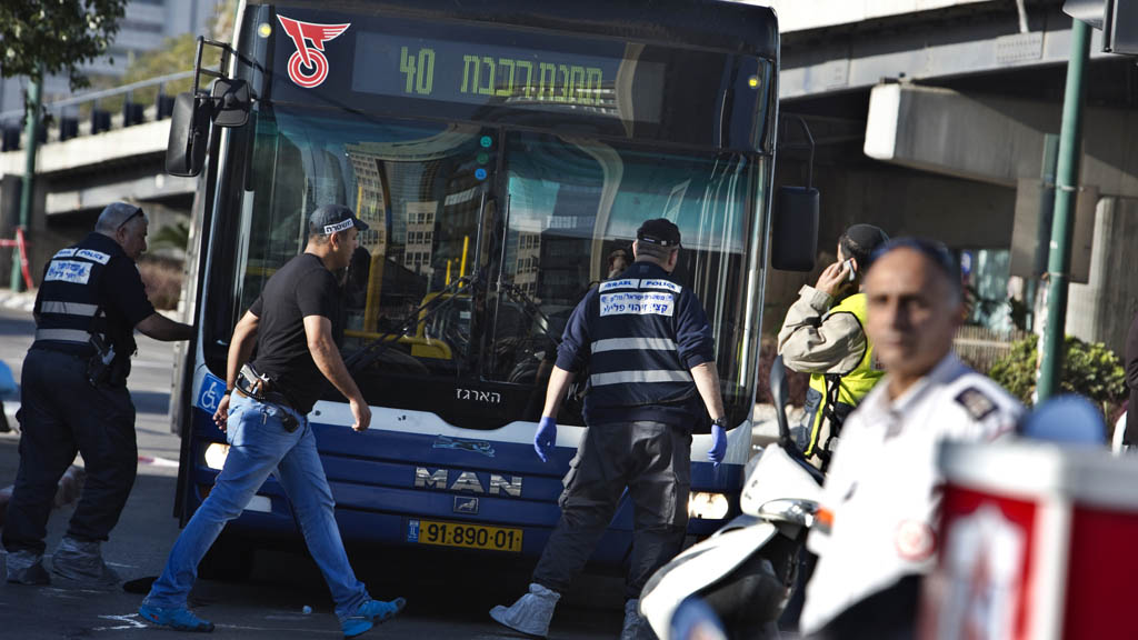 Palestinian ‘stabs 10’ in Israel bus attack – Channel 4 News