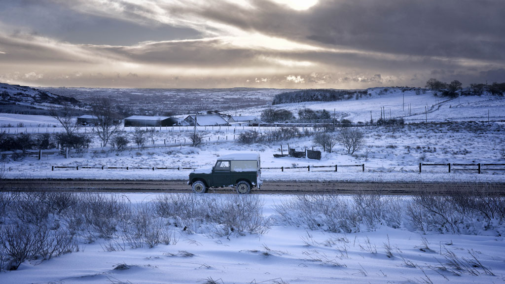 Ice warning after ‘thundersnow’ storms pelt Britain – Channel 4 News