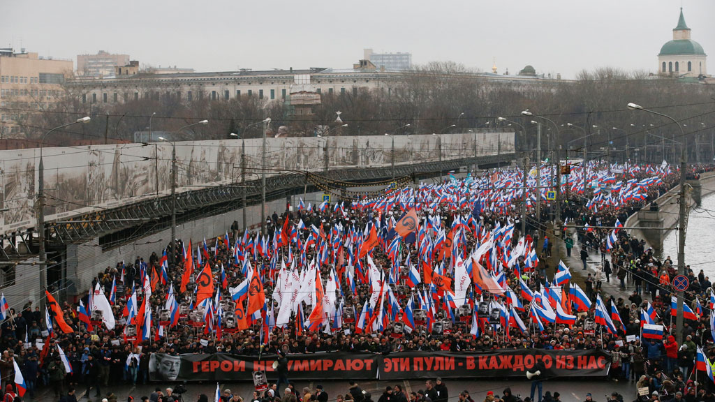 Thousands march in Moscow to remember Boris Nemtsov – Channel 4 News