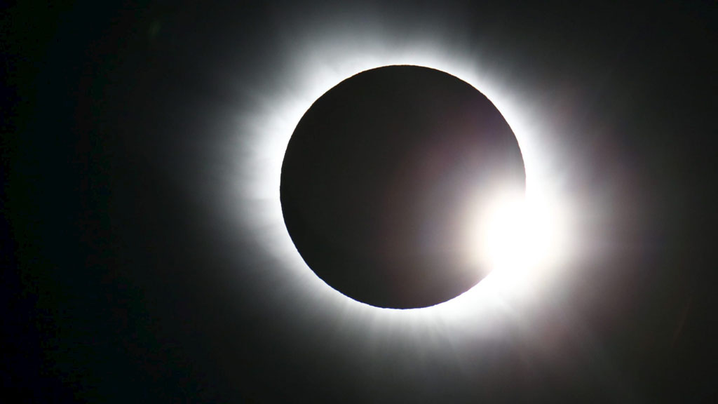 Solar eclipse: spectacular views across UK and Europe – Channel 4 News