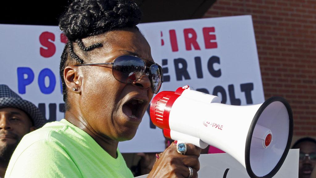 Hundreds march as Texan pool party arrest video goes viral – Channel 4 News