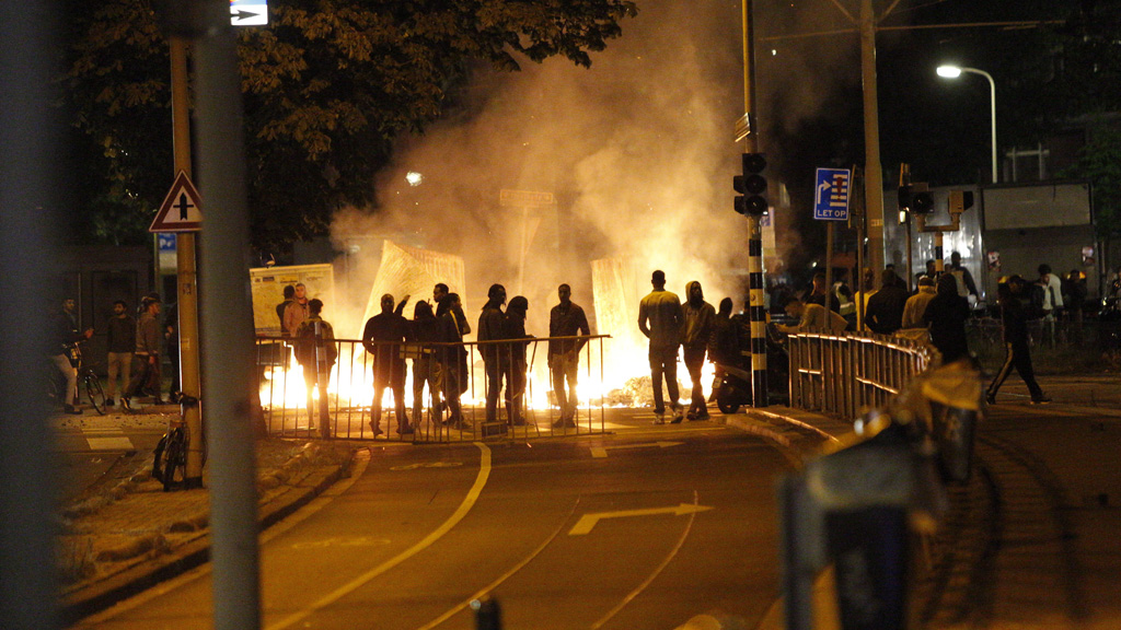 Hague police mass arrests in youth unrest – Channel 4 News