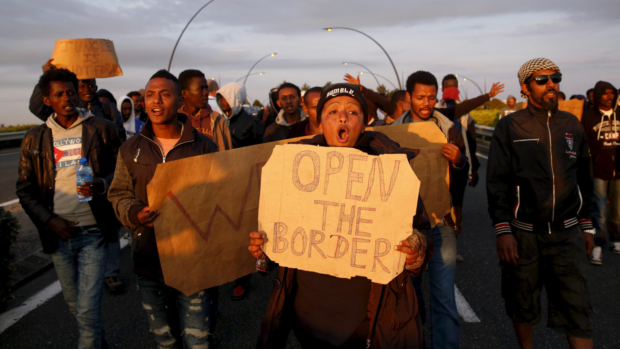 Calais crisis: migrants protest outside Eurotunnel – Channel 4 News
