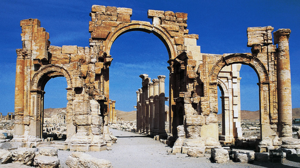 Palmyra: Arch of Triumph destroyed by IS – Channel 4 News