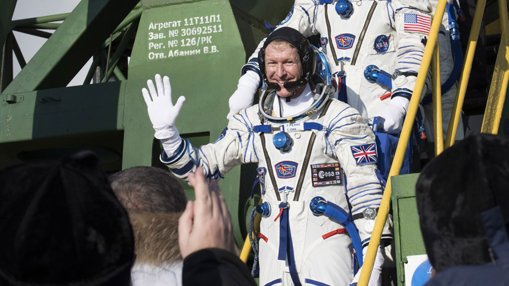 Tim Peake: UK astronaut blasts off into space – Channel 4 News