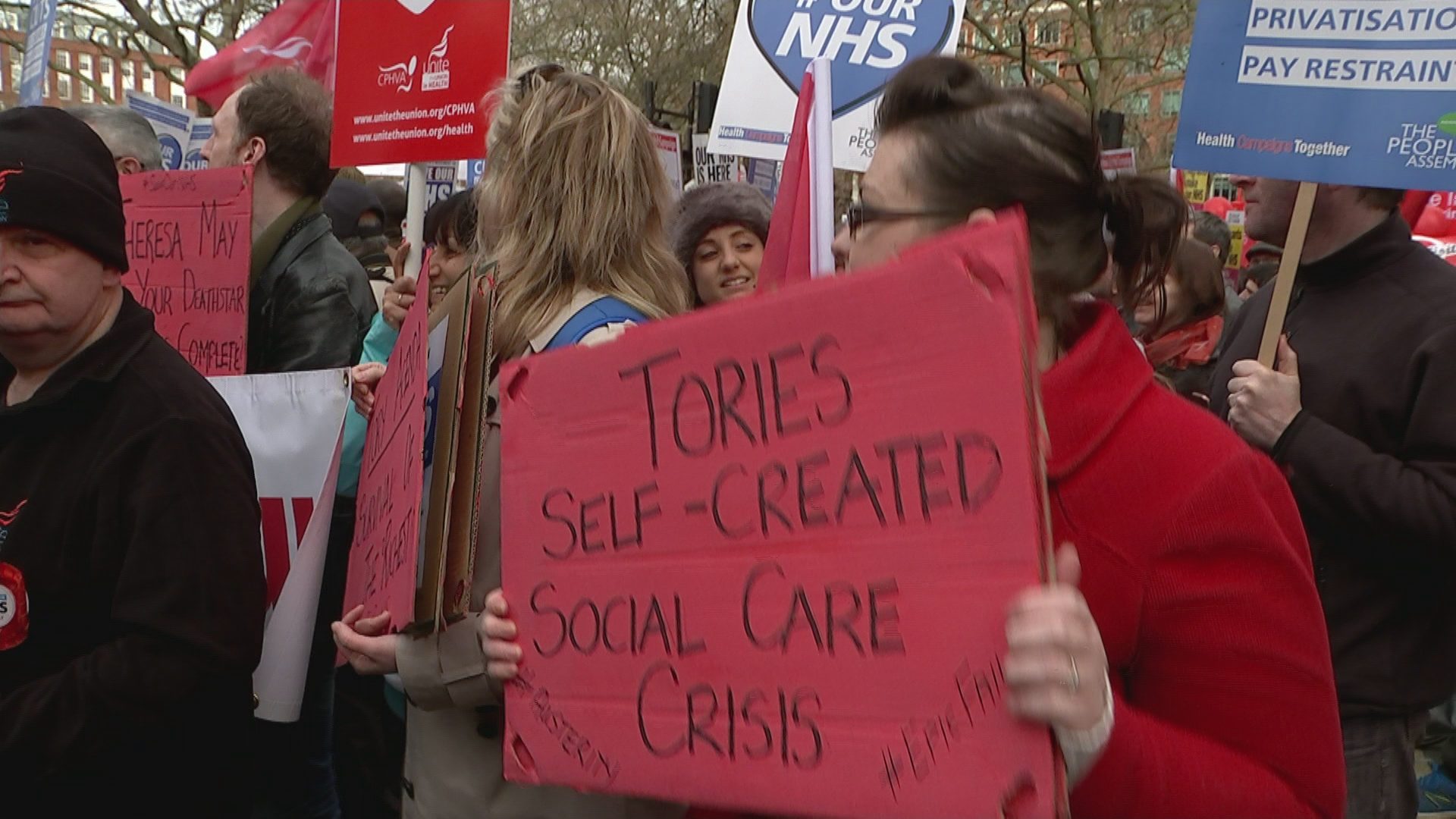 Protesters march on London to support the NHS – Channel 4 News