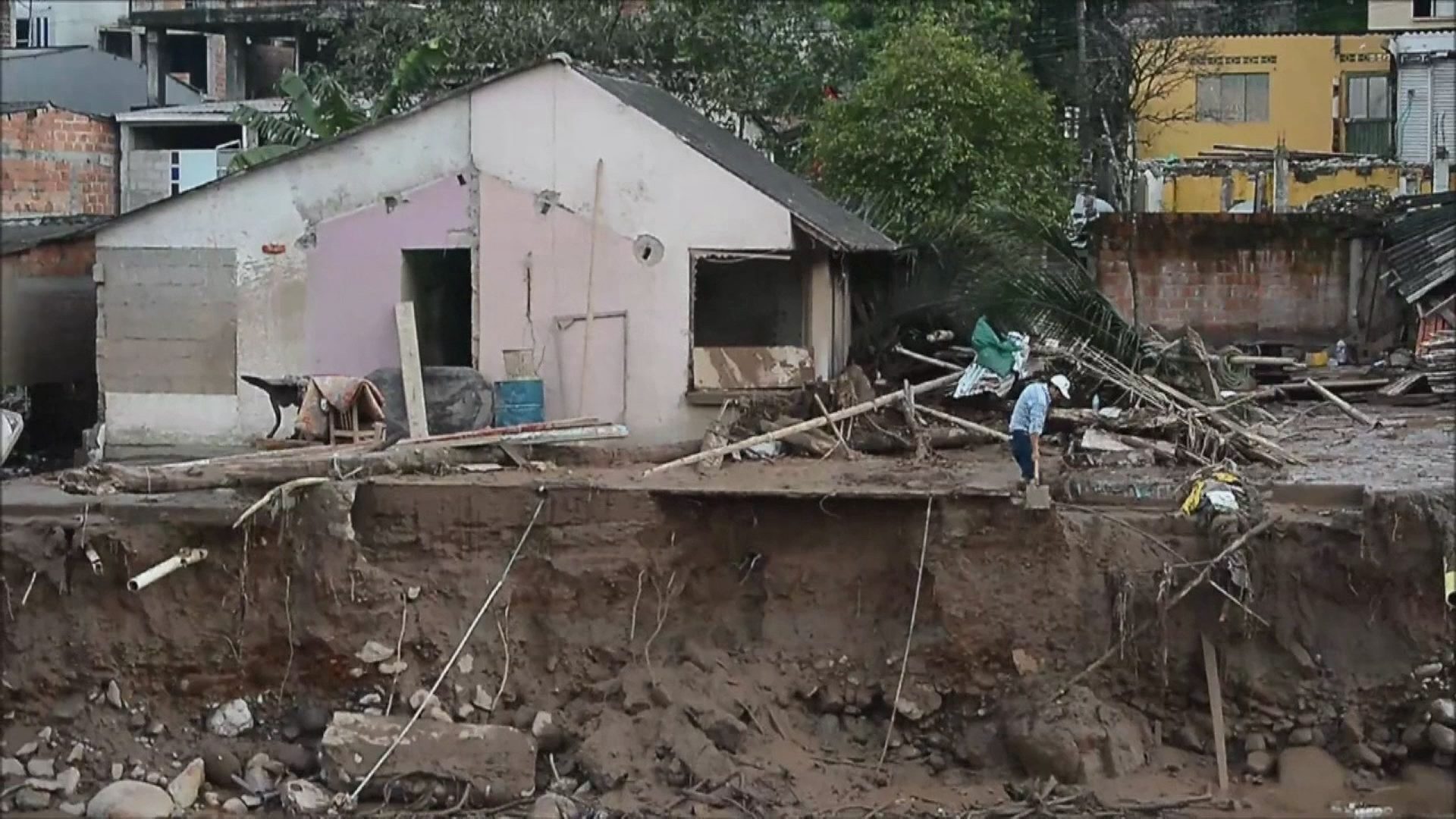 Colombia mudslide kills hundreds – Channel 4 News