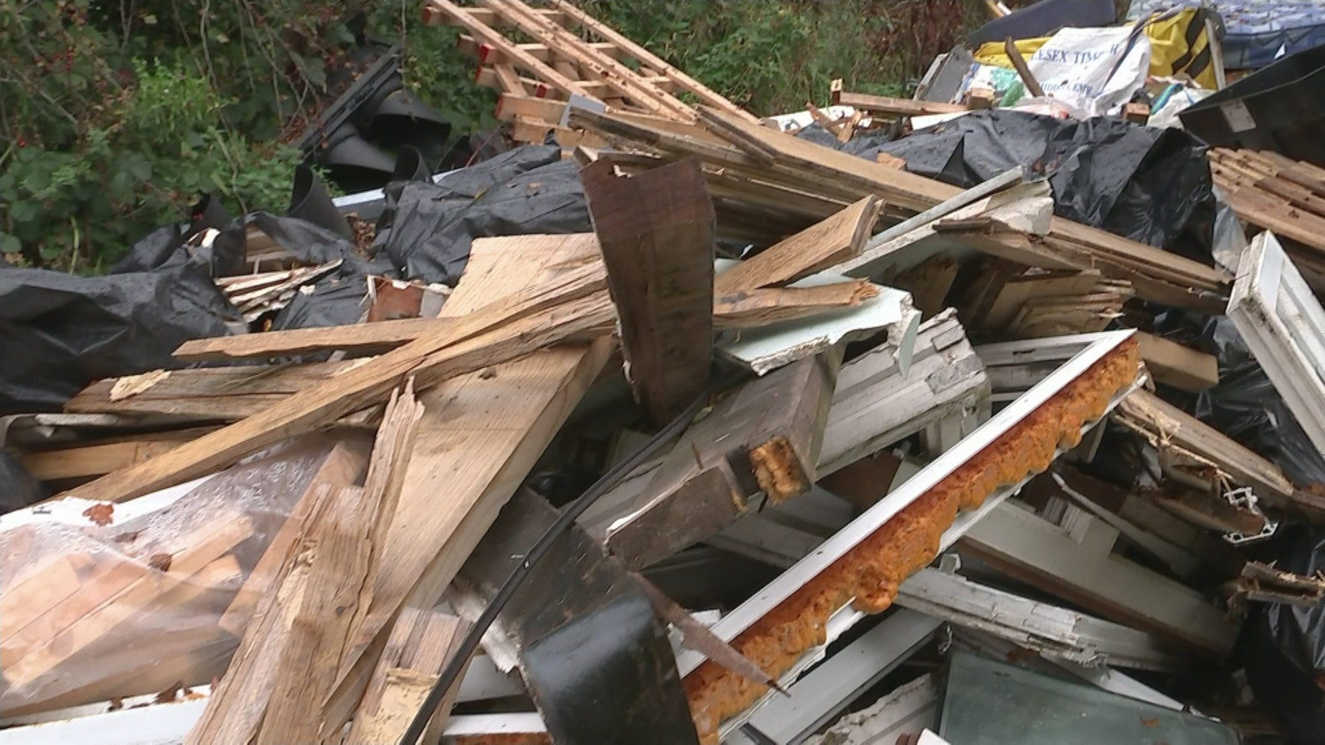 Fly tippers to be forced to man litter patrols – Channel 4 News