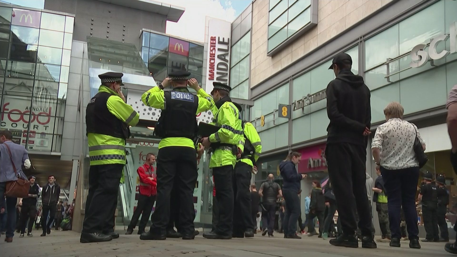 Manchester comes together after attack – Channel 4 News