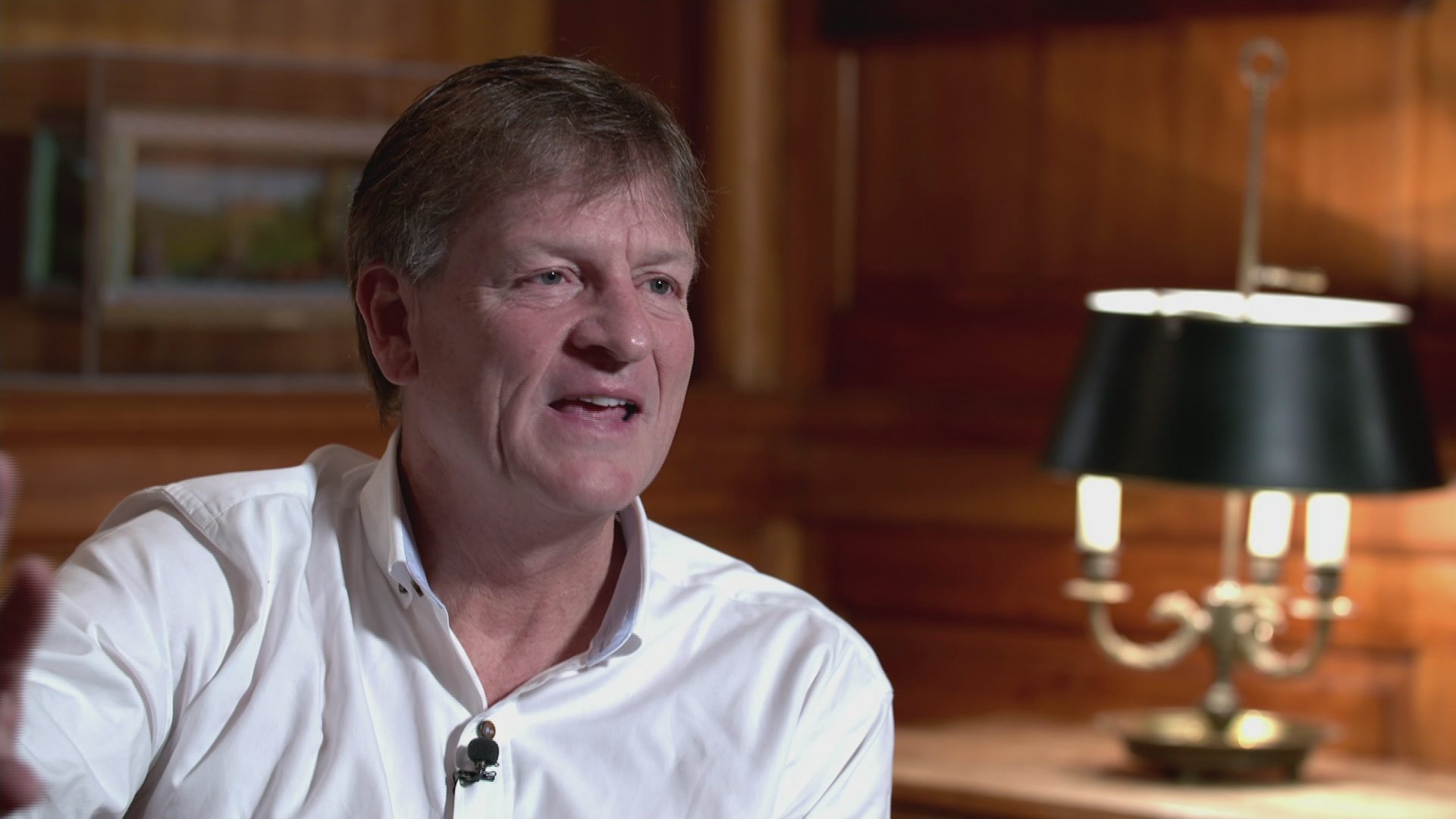 Moneyball author Michael Lewis talks Trump – Channel 4 News