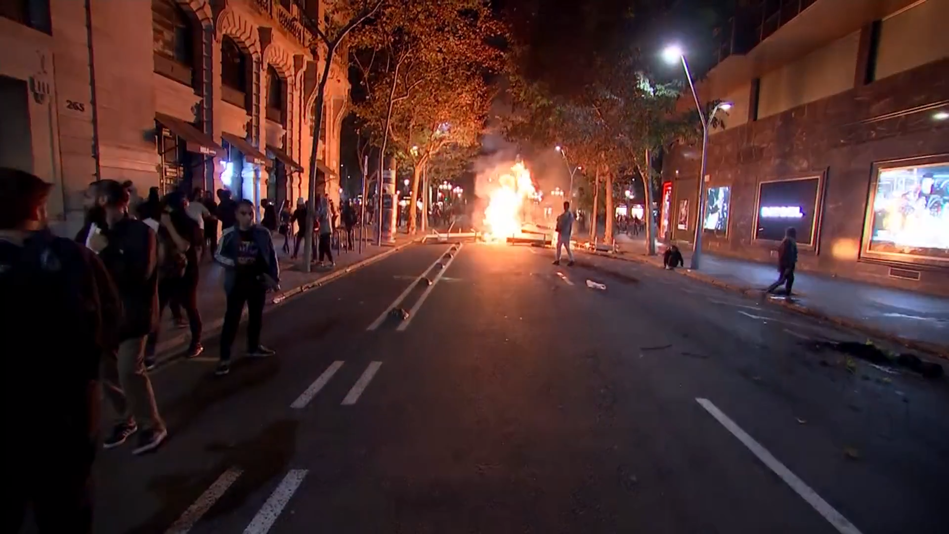 Fifth night of clashes in Barcelona amid ongoing Catalan separatist ...
