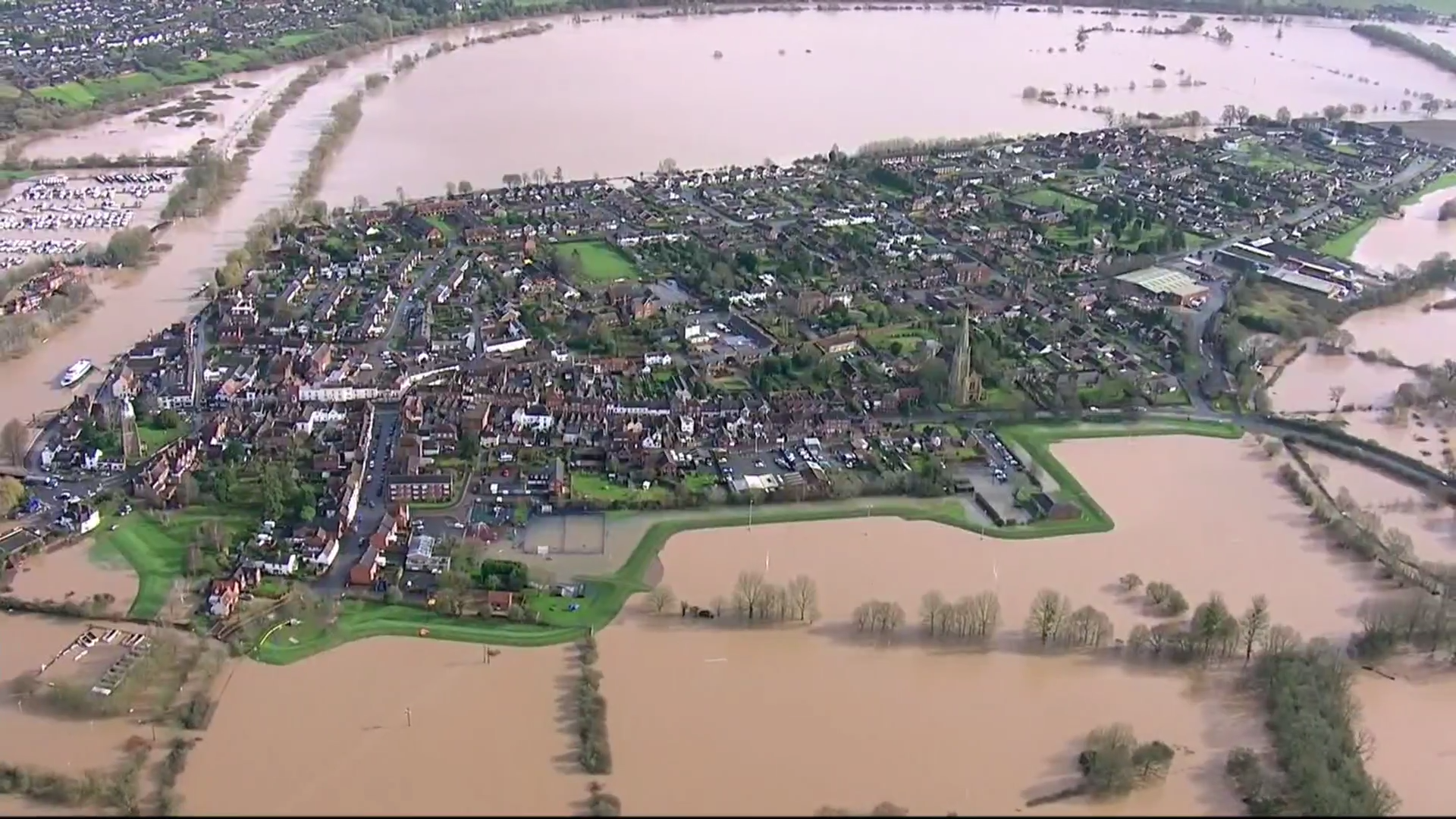 Residents evacuated as river levels rise – Channel 4 News