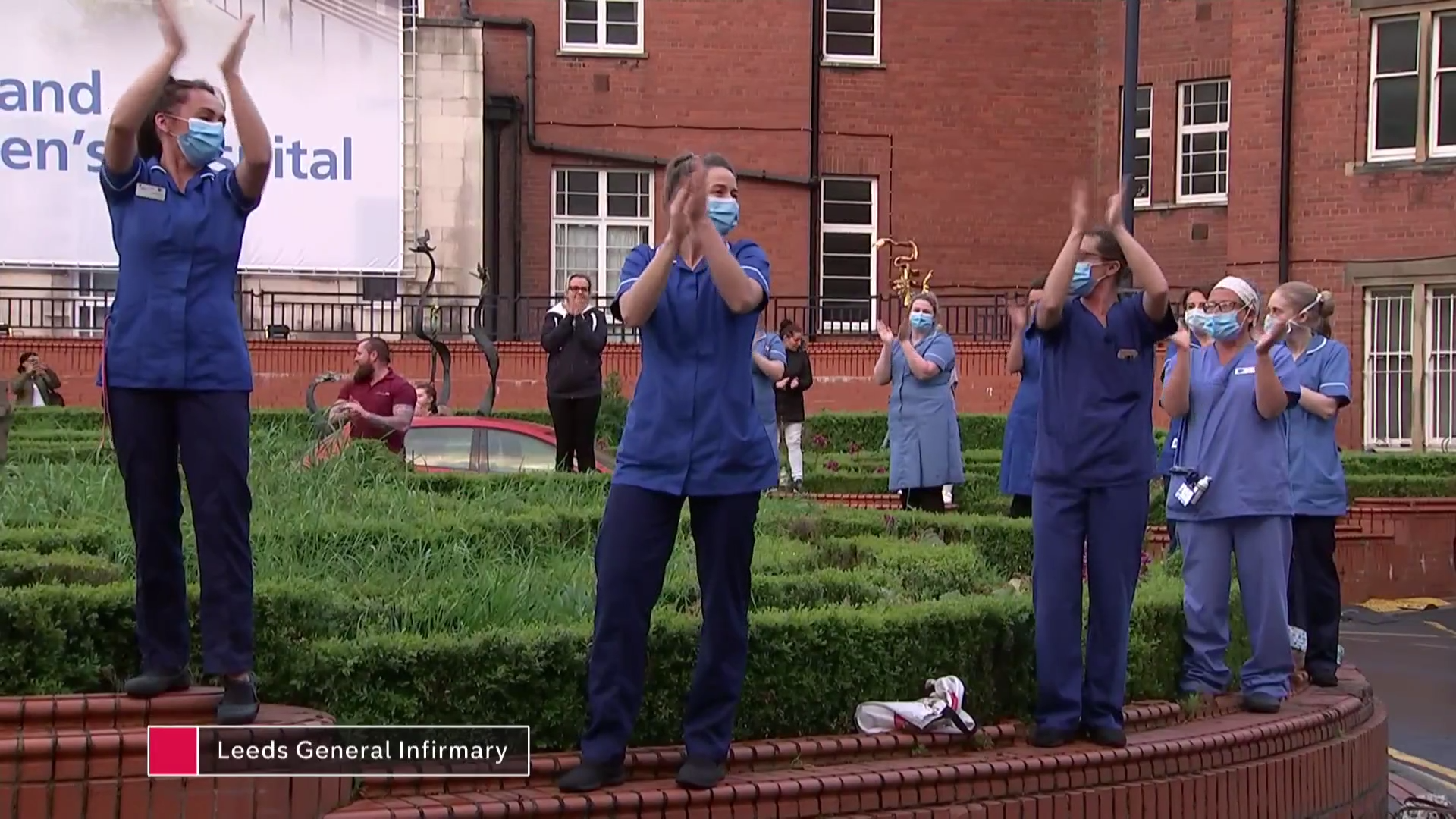 Public pay weekly tribute to NHS and key workers – Channel 4 News