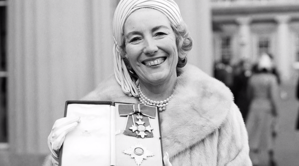 Singer Dame Vera Lynn dies aged 103 – Channel 4 News