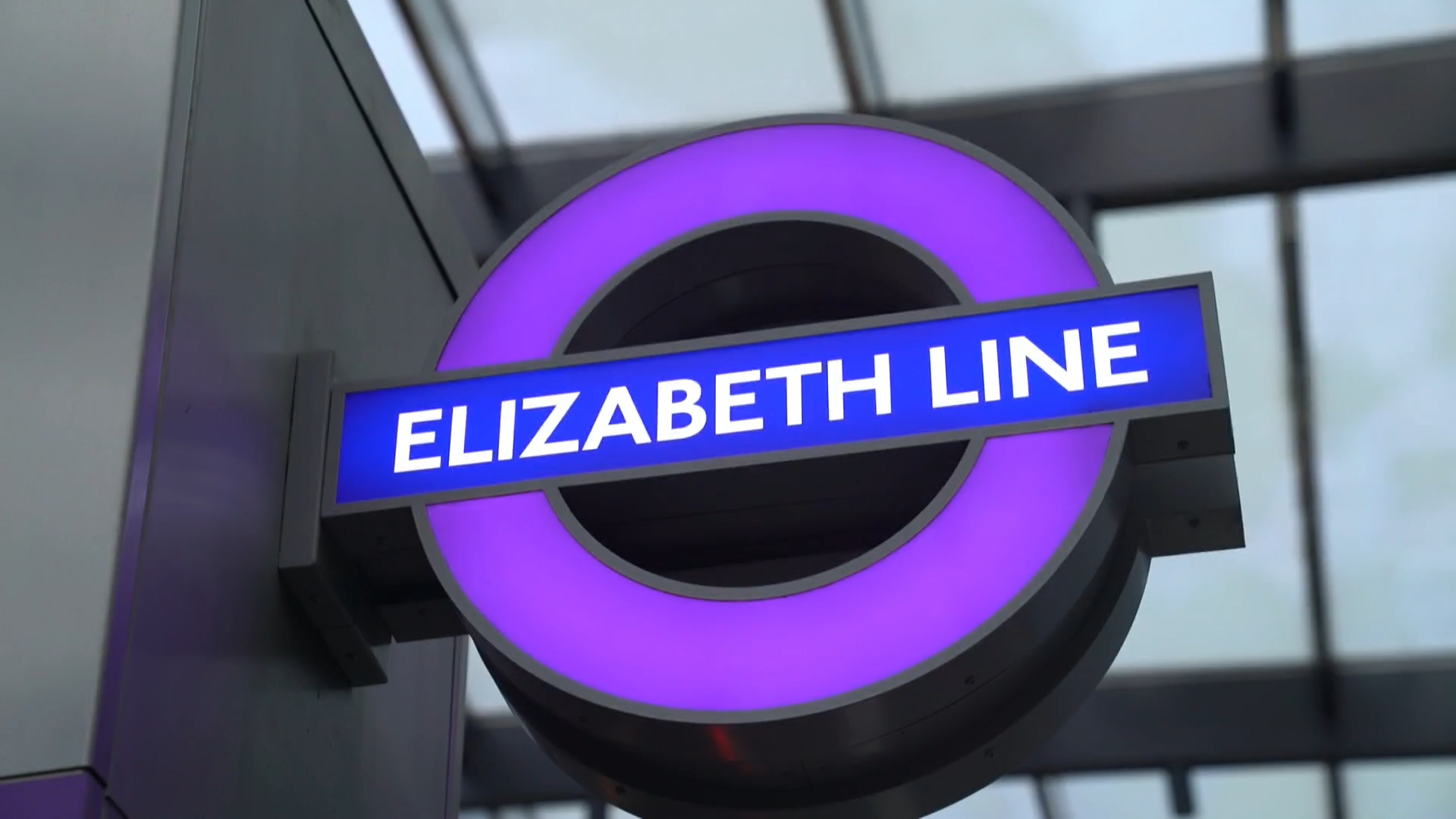 Elizabeth Line: Passengers flock to use new service – Channel 4 News