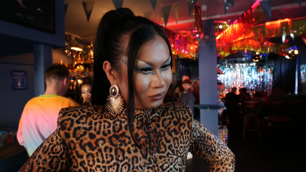 Drag Queens pay tribute to the Queen – Channel 4 News