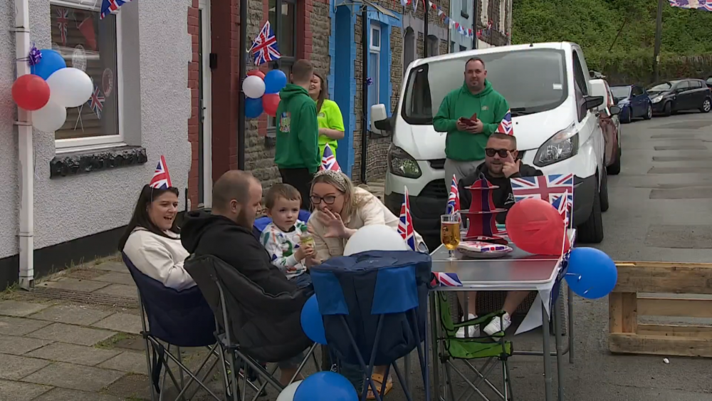 Jubilee Day 3: Thousands of street parties across UK – Channel 4 News