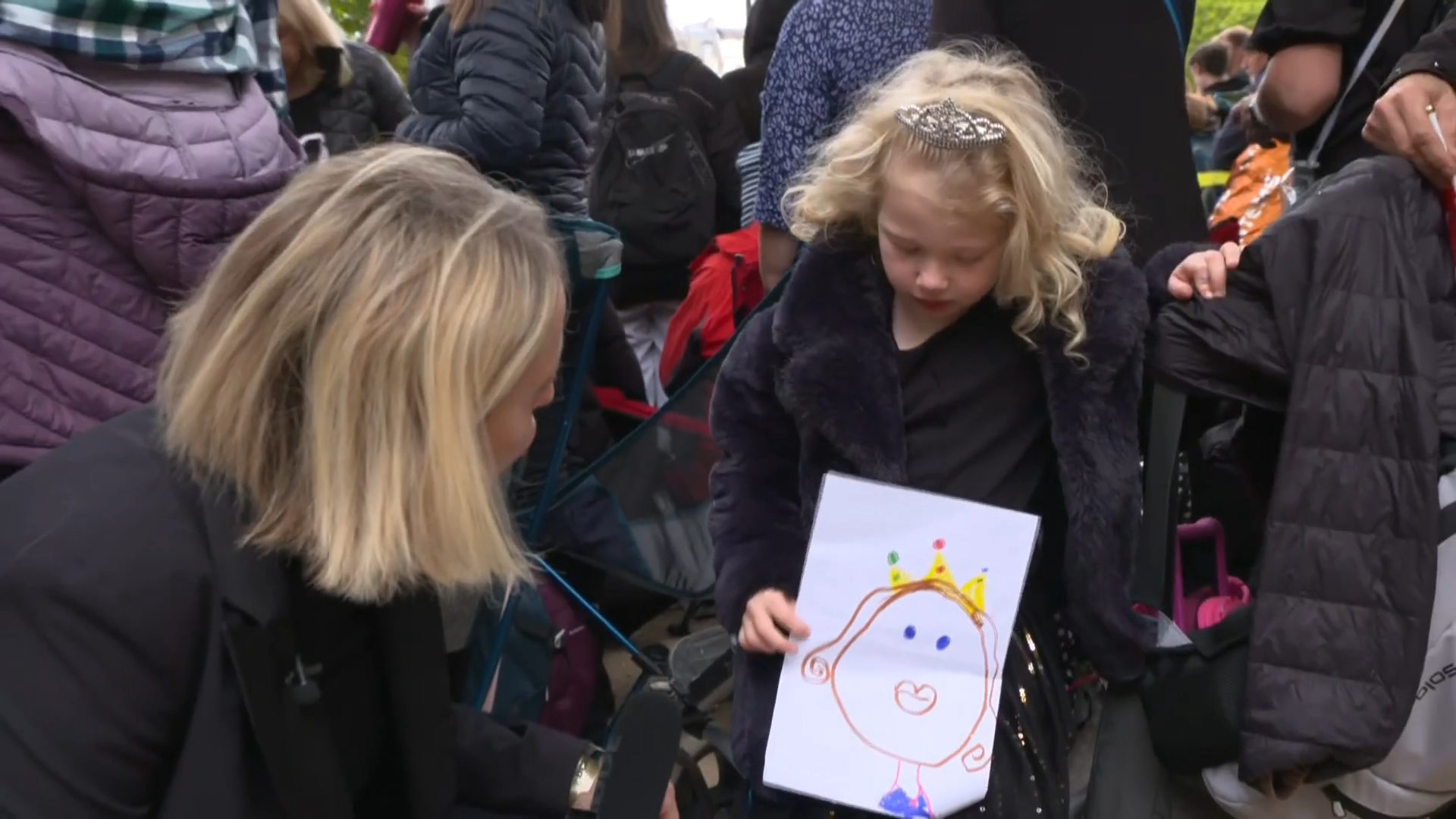 Hundreds of Thousands gather to see Queen’s final journey – Channel 4 News