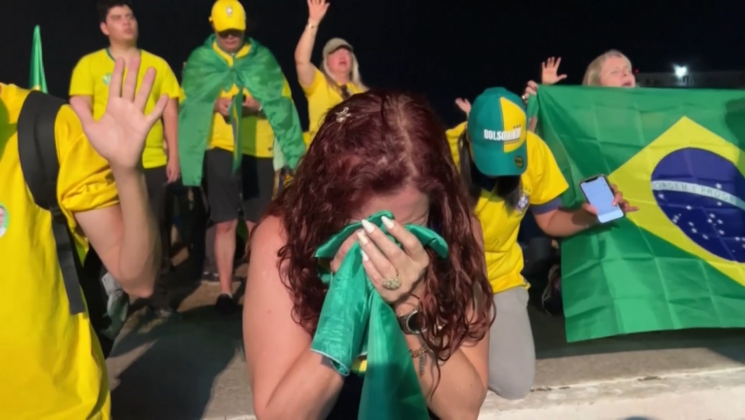 Brazil election: Lula beats Bolsonaro to make return to presidency ...
