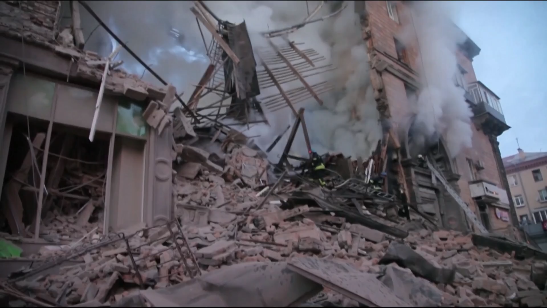 ‘Nuclear accident’ warnings amid Russia missile strikes – Channel 4 News