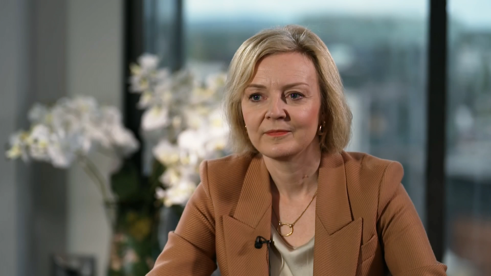 Liz Truss on tax cut U-turn and interest rates – Channel 4 News