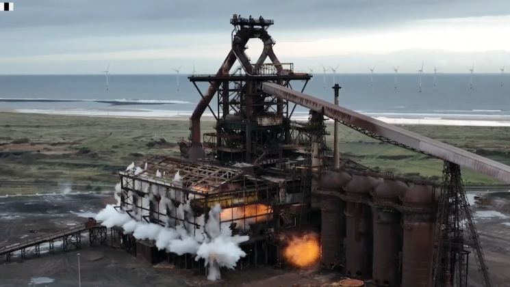 Redcar’s iconic blast furnace demolished – Channel 4 News