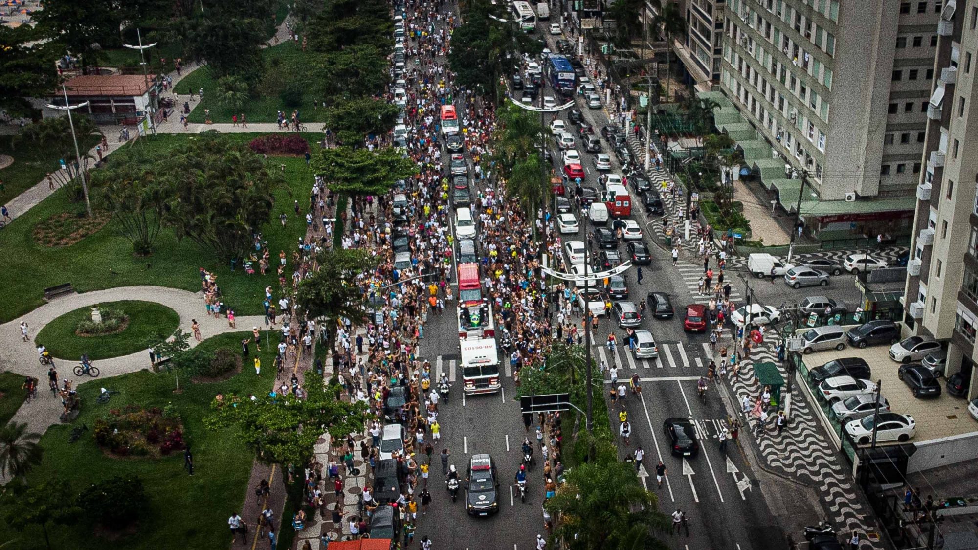 Pelé funeral: Thousands line streets as Brazilian legend lies in state ...