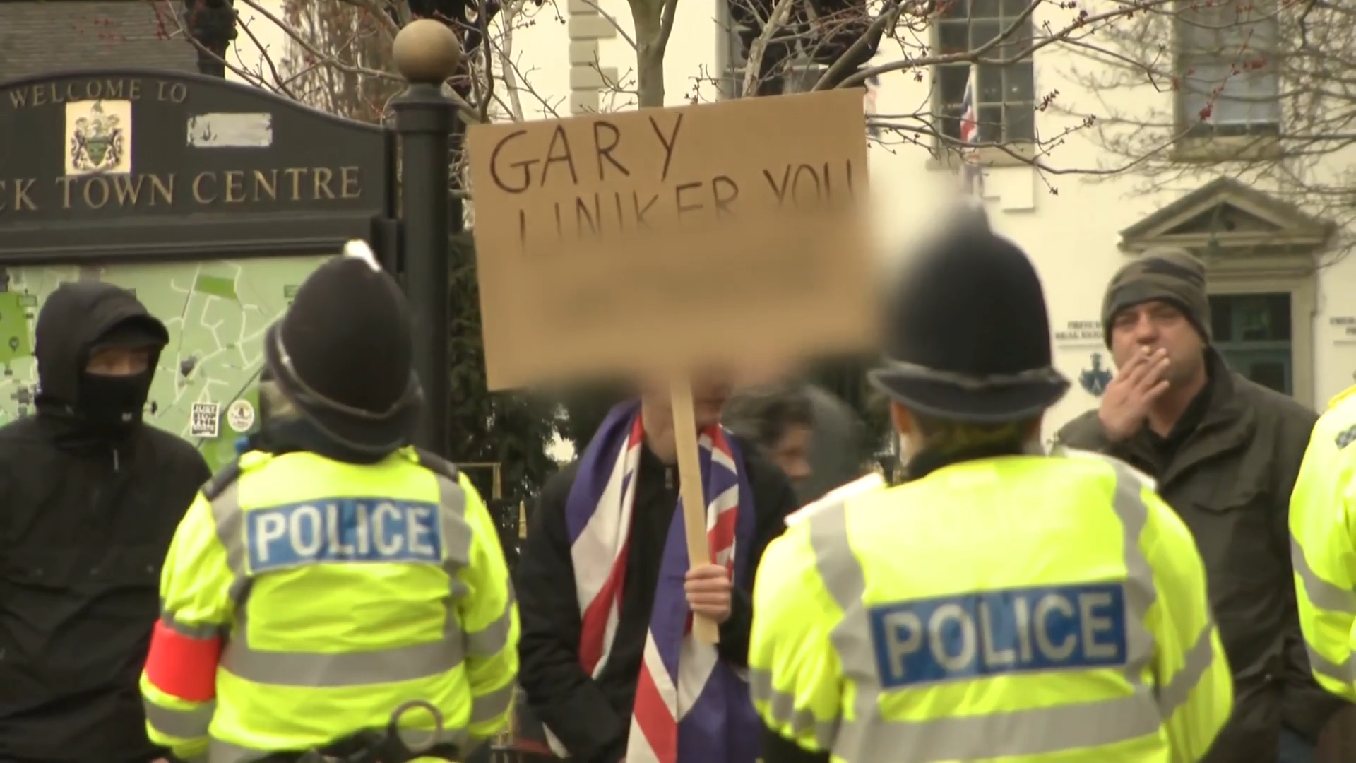 Lineker backers crash far-right protest against refugees – Channel 4 News