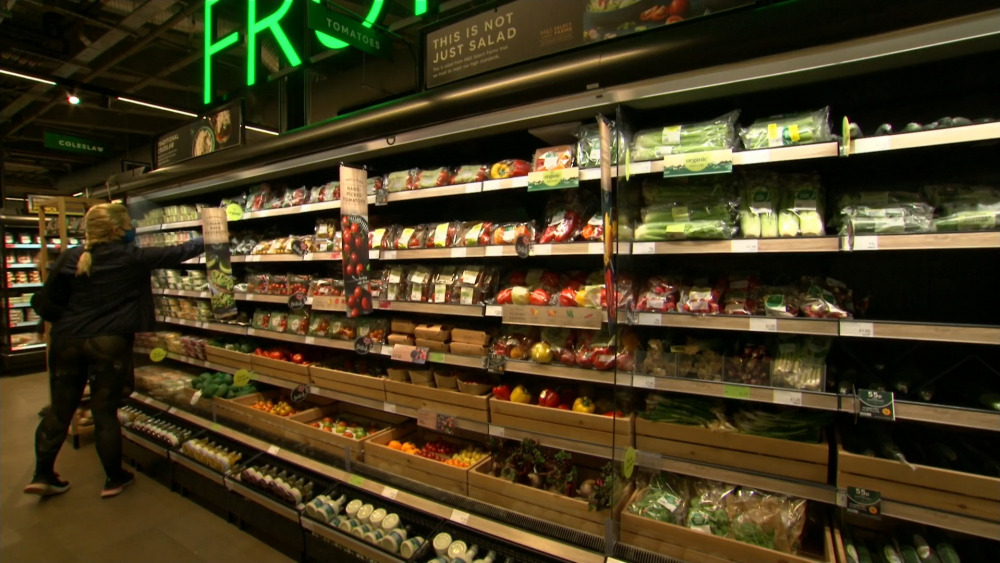 Plan for UK supermarkets basic food price cap – Channel 4 News