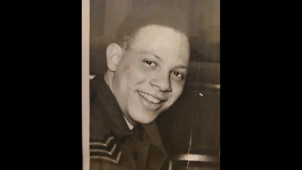 WW2 hero dies alone but hundreds attend funeral – Channel 4 News